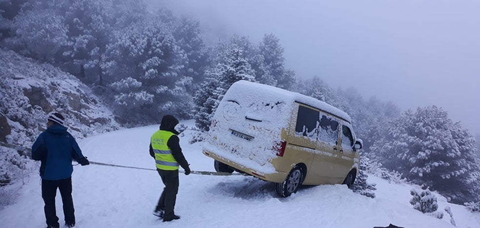 La nieve cae con fuerza en Ronda y obliga a usar cadenas en tres carreteras de la Serranía ...